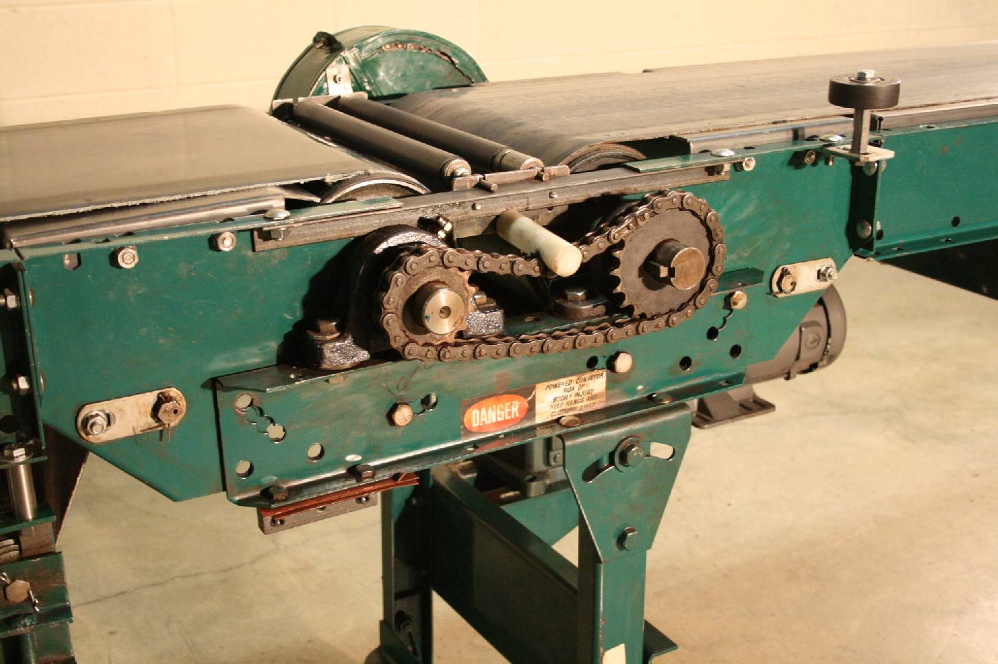 Alvey ~133 X 13 3 4 Steel Frame Solid Surface Belt Conveyor Overhang